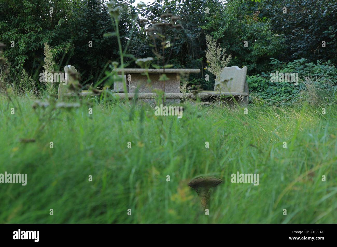 Beautiful garden seating hi-res stock photography and images - Alamy