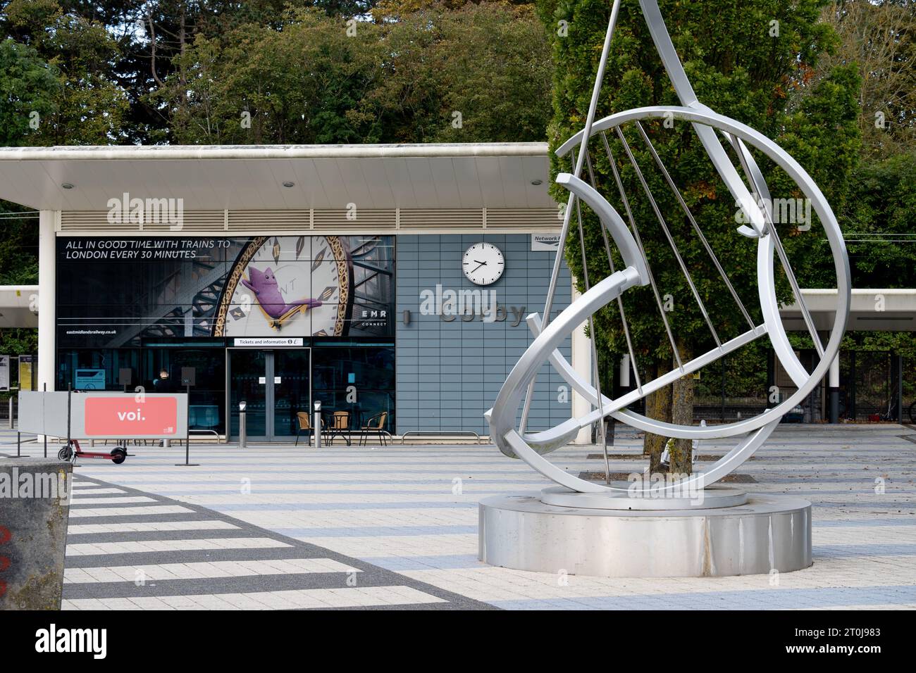 Railway station sculpture hi-res stock photography and images - Alamy