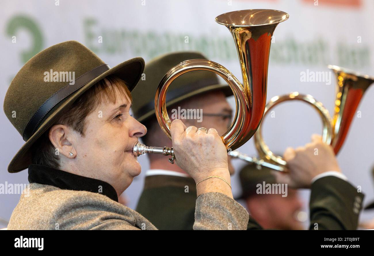 Suhl, Germany. 07th Oct, 2023. Hunting horn players perform at the ...