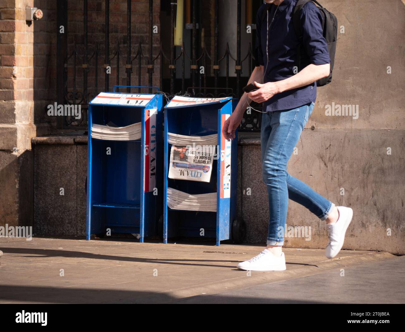 Newspaper stand city hi-res stock photography and images - Alamy