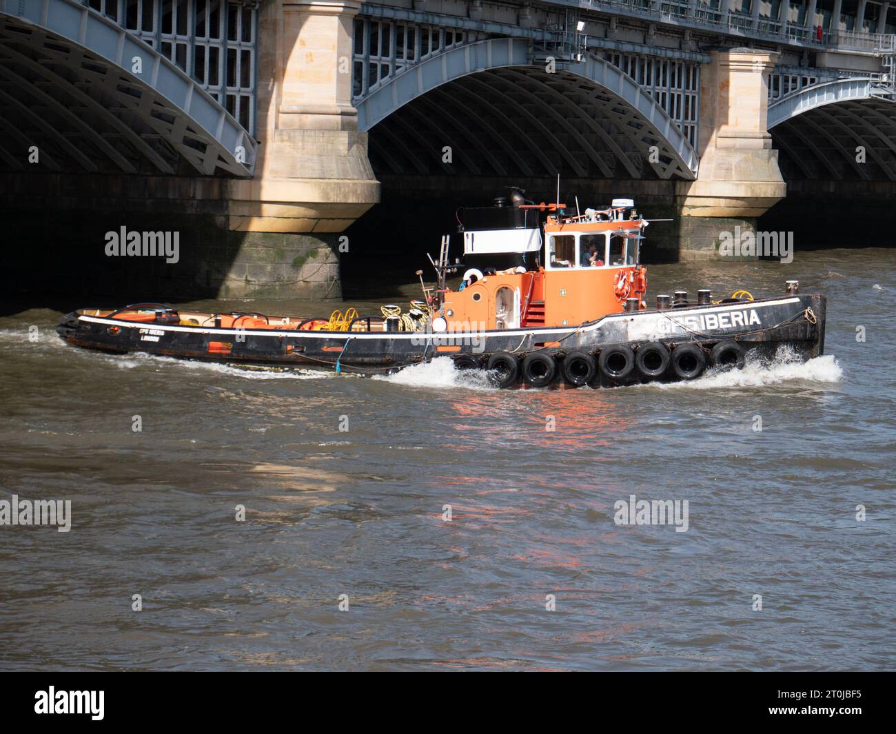 GPS Iberia GPSIberia, inland tug boat, moving on the River Thames ...