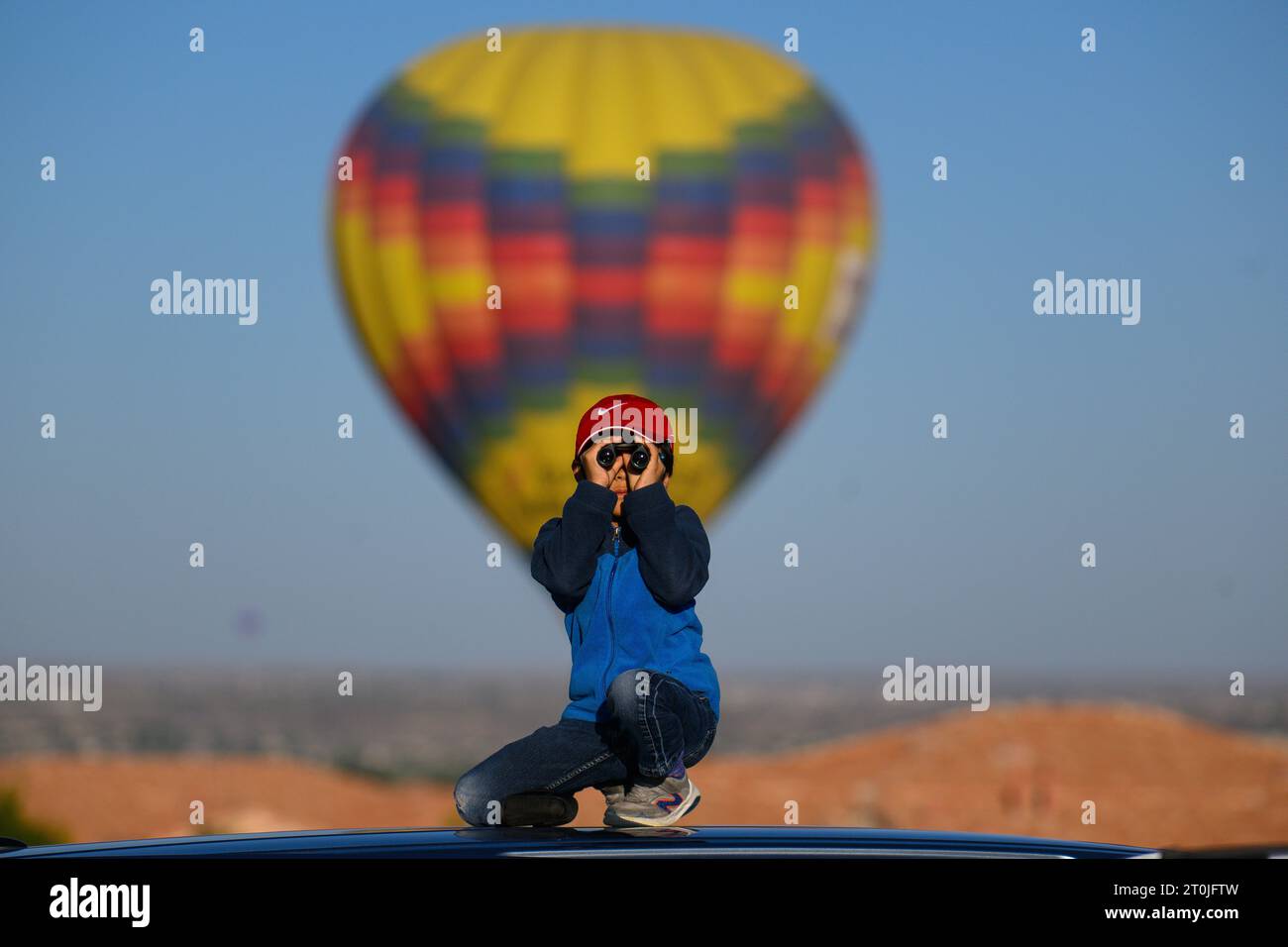 Albuquerque, United States. 07th Oct, 2023. A young spectator uses ...