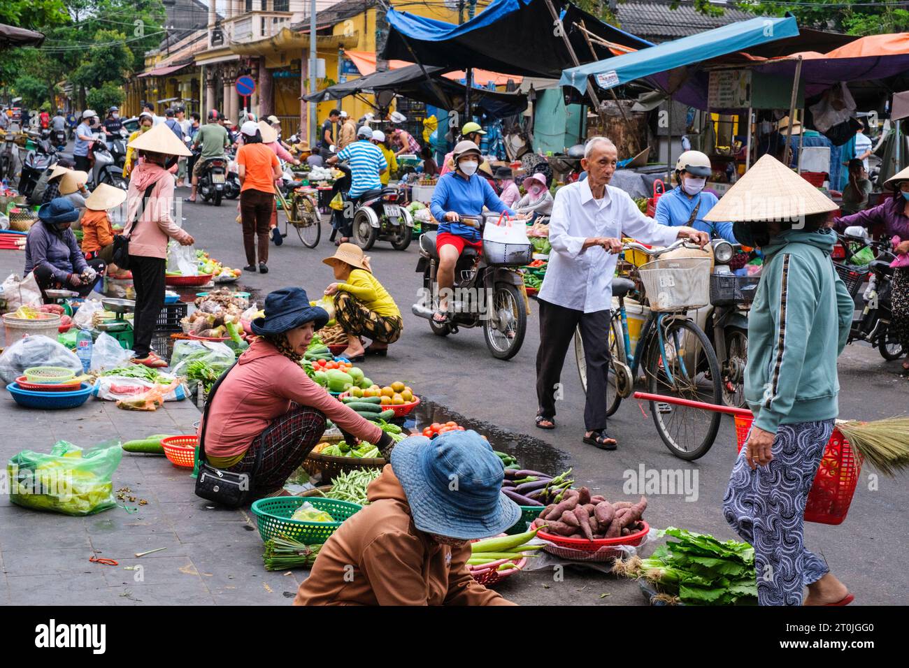 Vietnamese people in street scene hi-res stock photography and images ...
