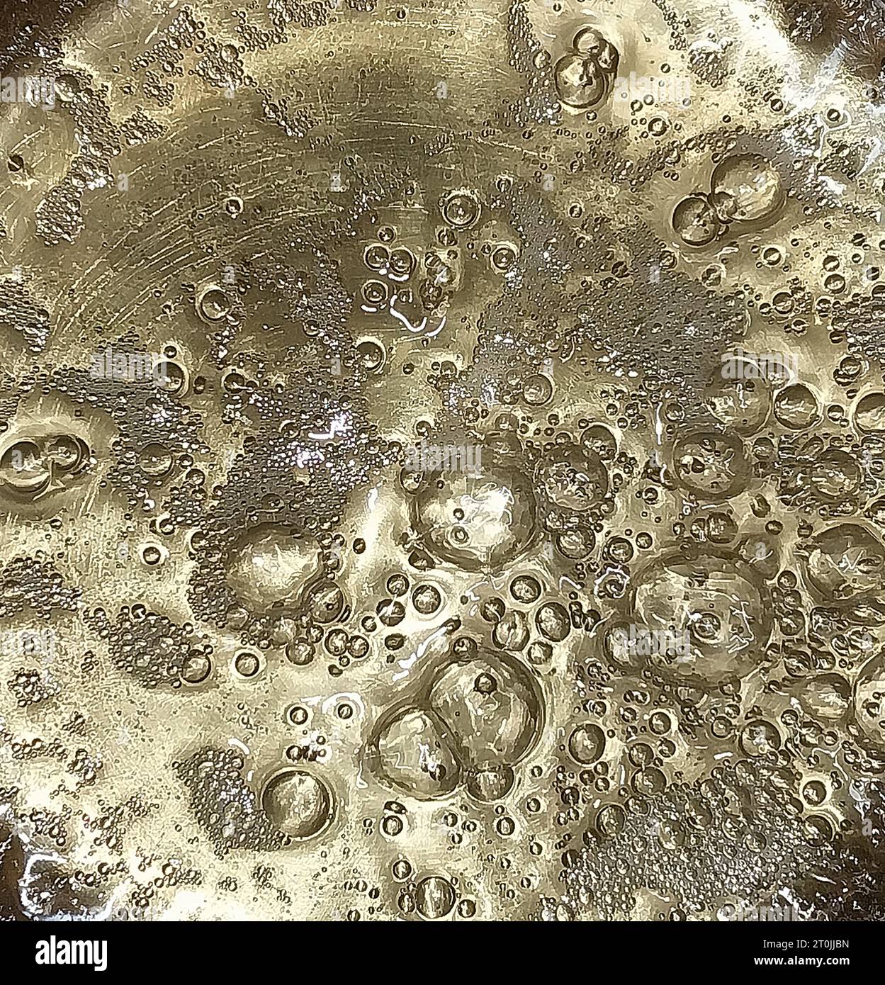 Gold liquid flow hi-res stock photography and images - Alamy