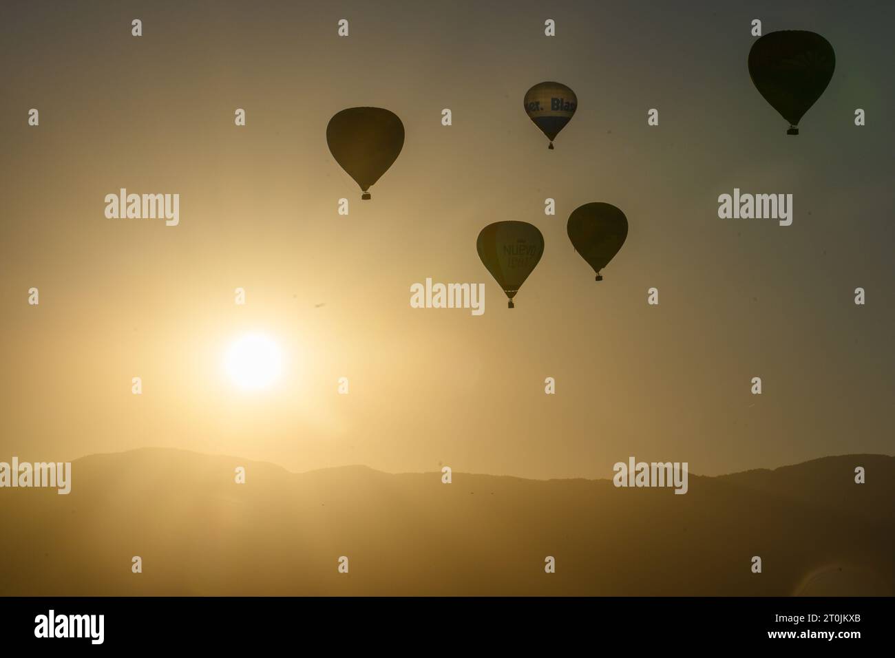 Albuquerque, United States. 07th Oct, 2023. Hot air balloons fly above ...