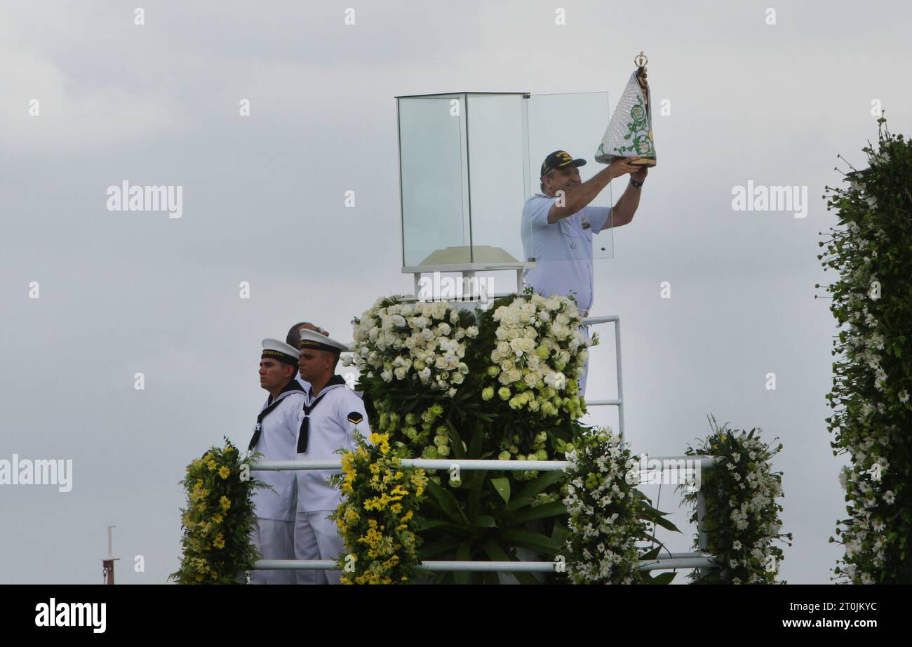Commander of a Brazilian navy ship hold the image of Our Lady of ...