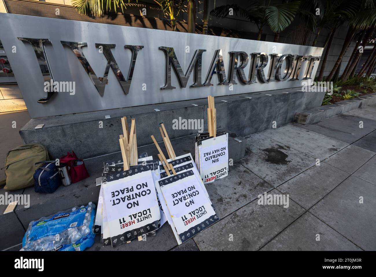 Los Angeles, USA. 07th Oct, 2023. Los Angeles area hotel workers set up ...