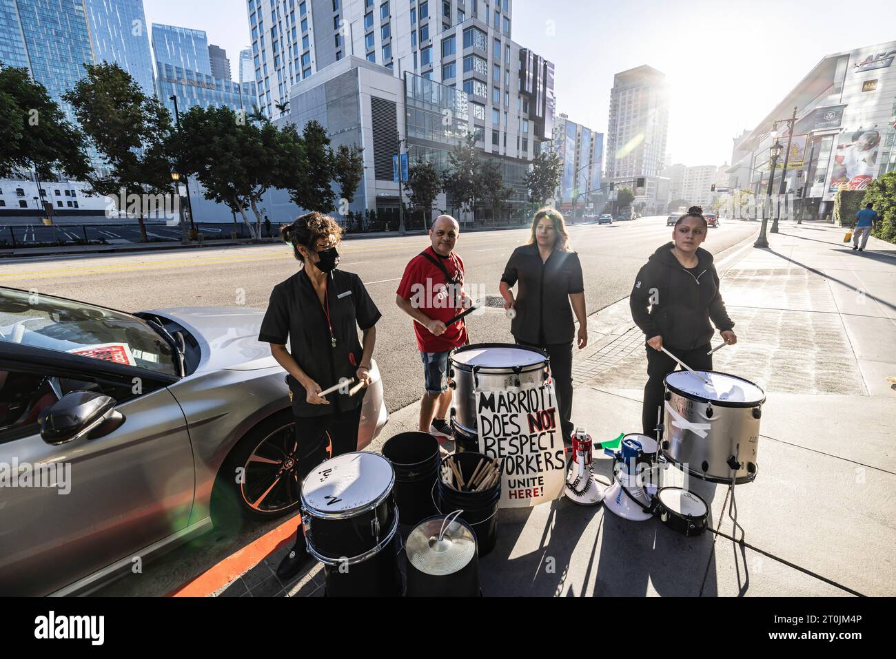 Los Angeles, USA. 07th Oct, 2023. Los Angeles area hotel workers set up ...