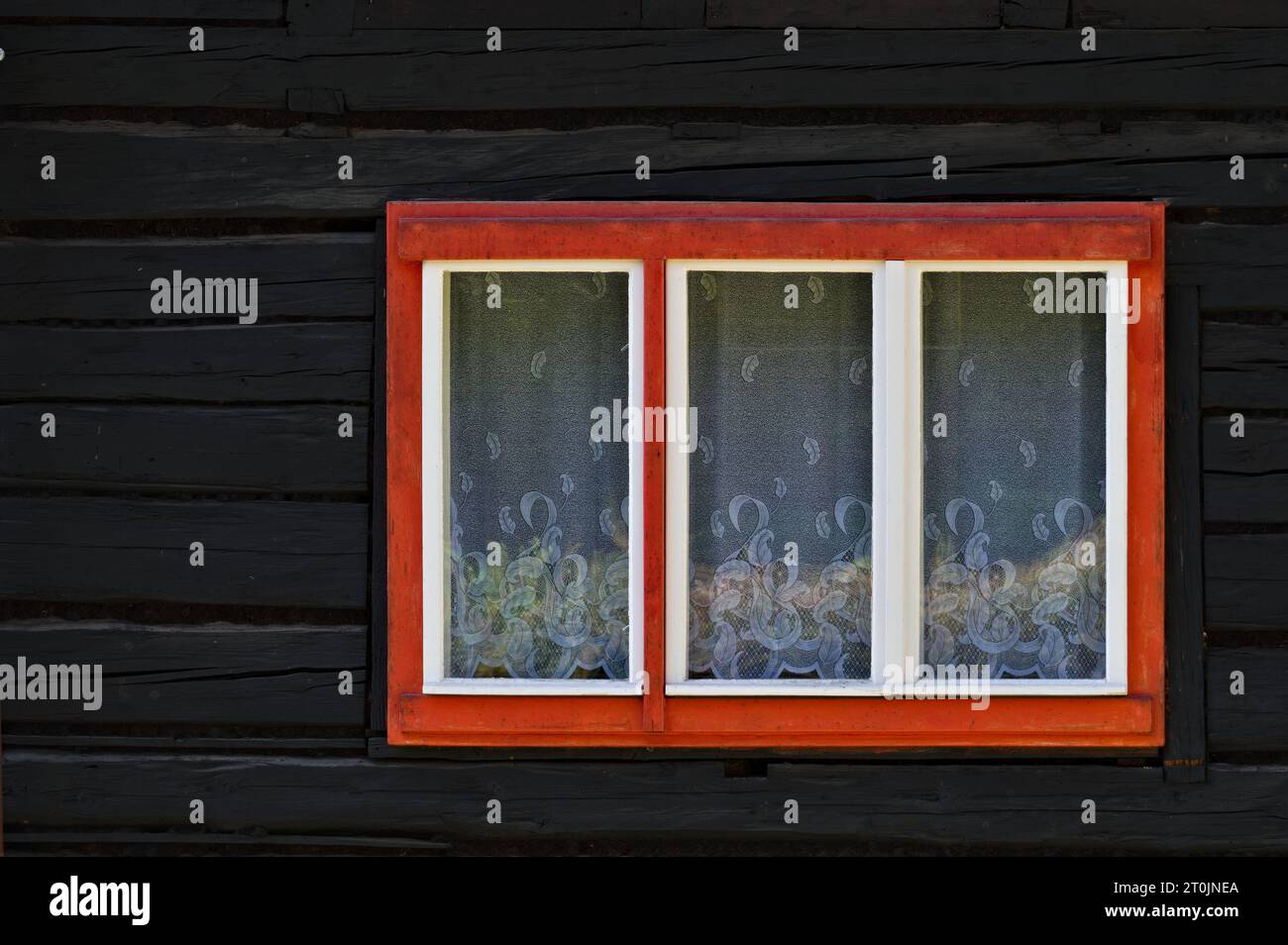 Cottage style log home facade hi-res stock photography and images - Alamy