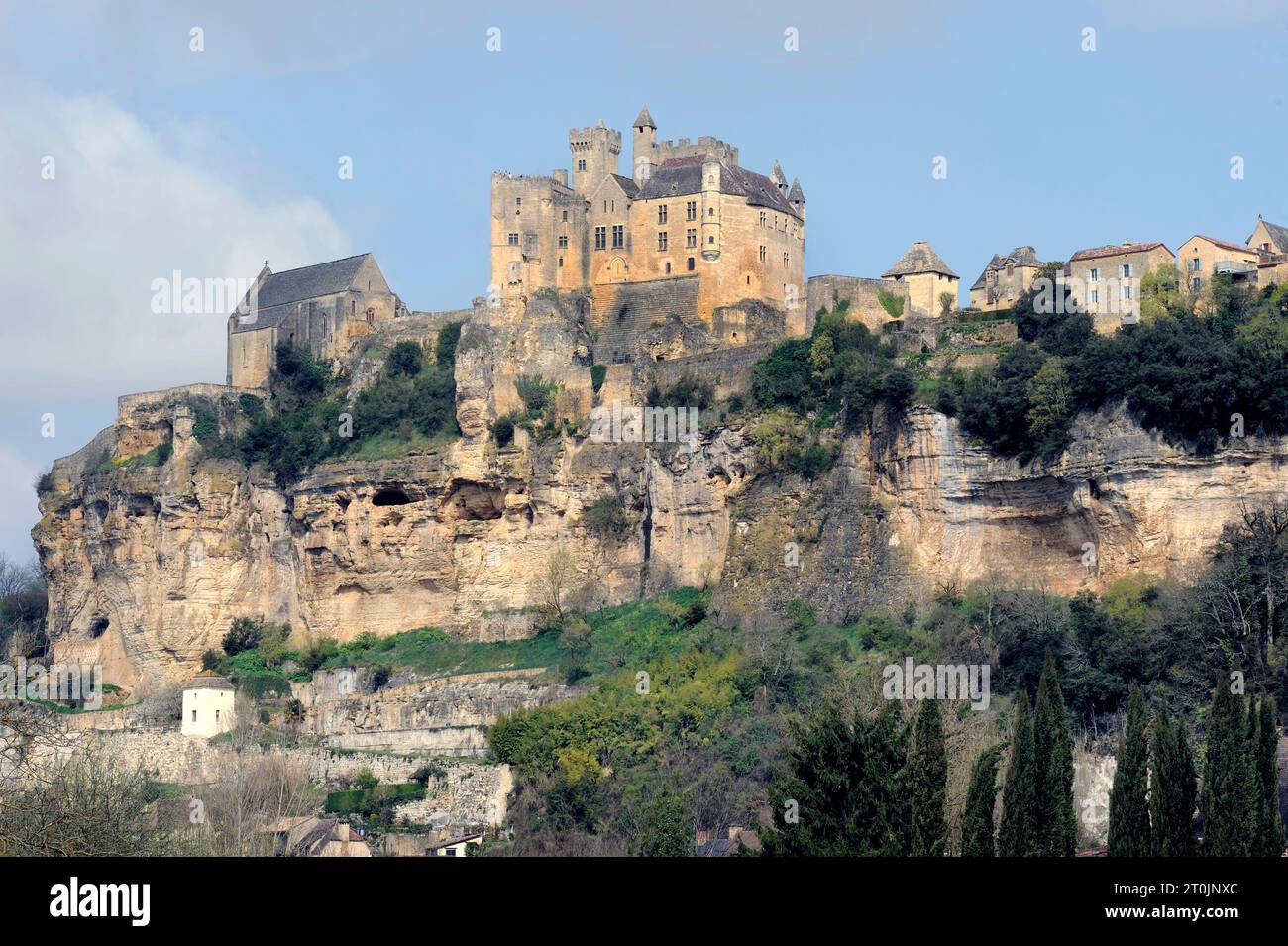 Medieval Castelnaud-la-Chapelle hilltop village with Chateau de ...
