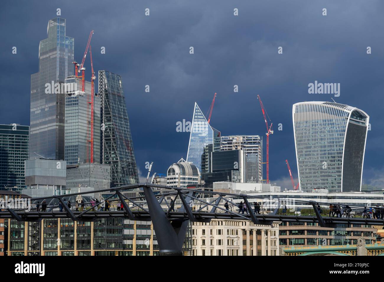 The Millennium footbridge over the River Thames with the Skysrapers of ...