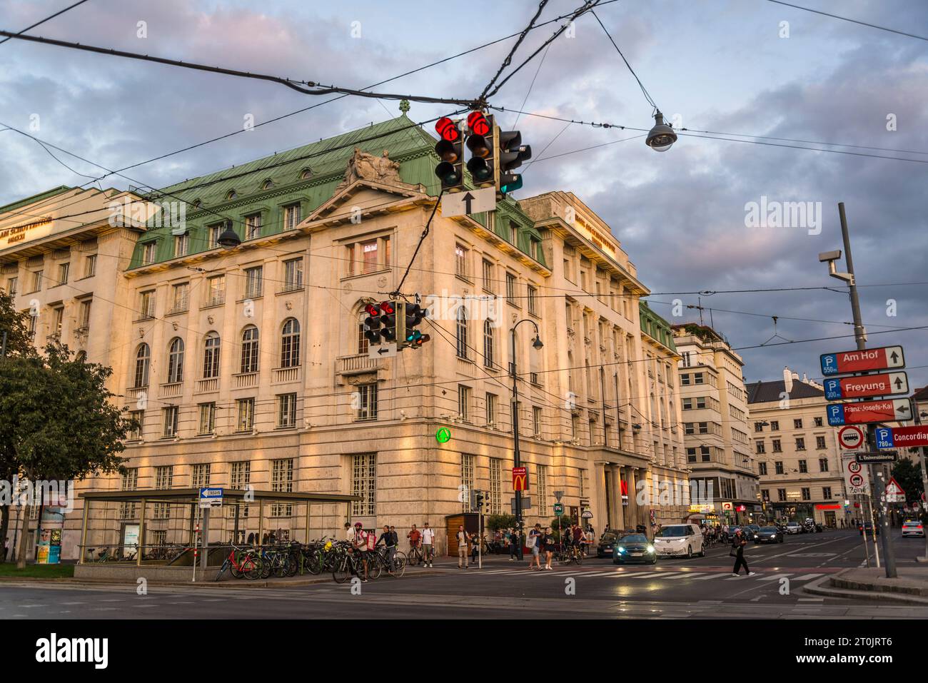 Neoclassic architecture in the Ringstrasse, the Vienna Ring Road ...