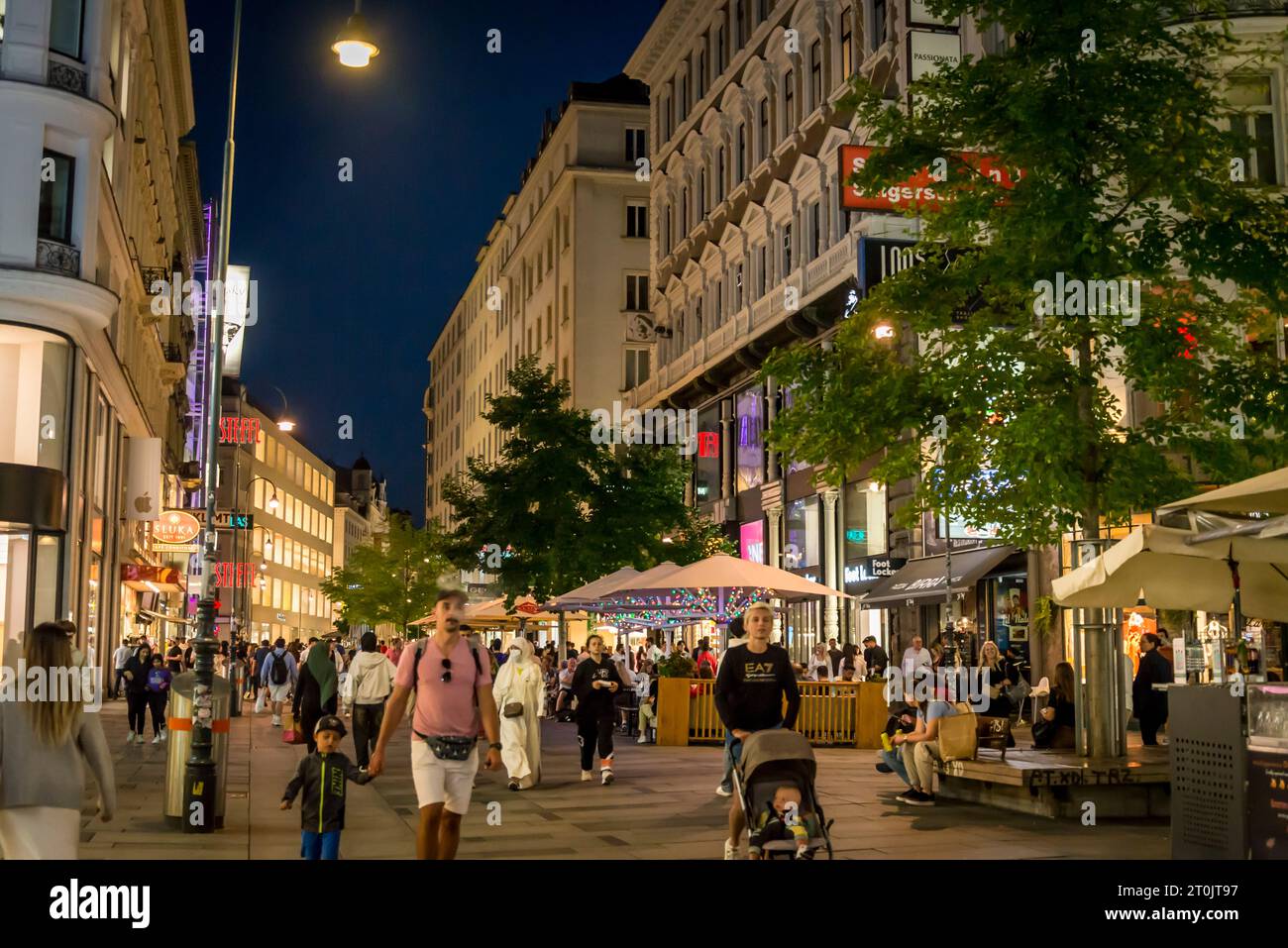 Masses of people hi-res stock photography and images - Alamy