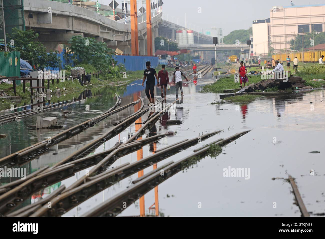 Überschwemmung in Dhaka, Bangladesch Bangladeshi People crossing a ...