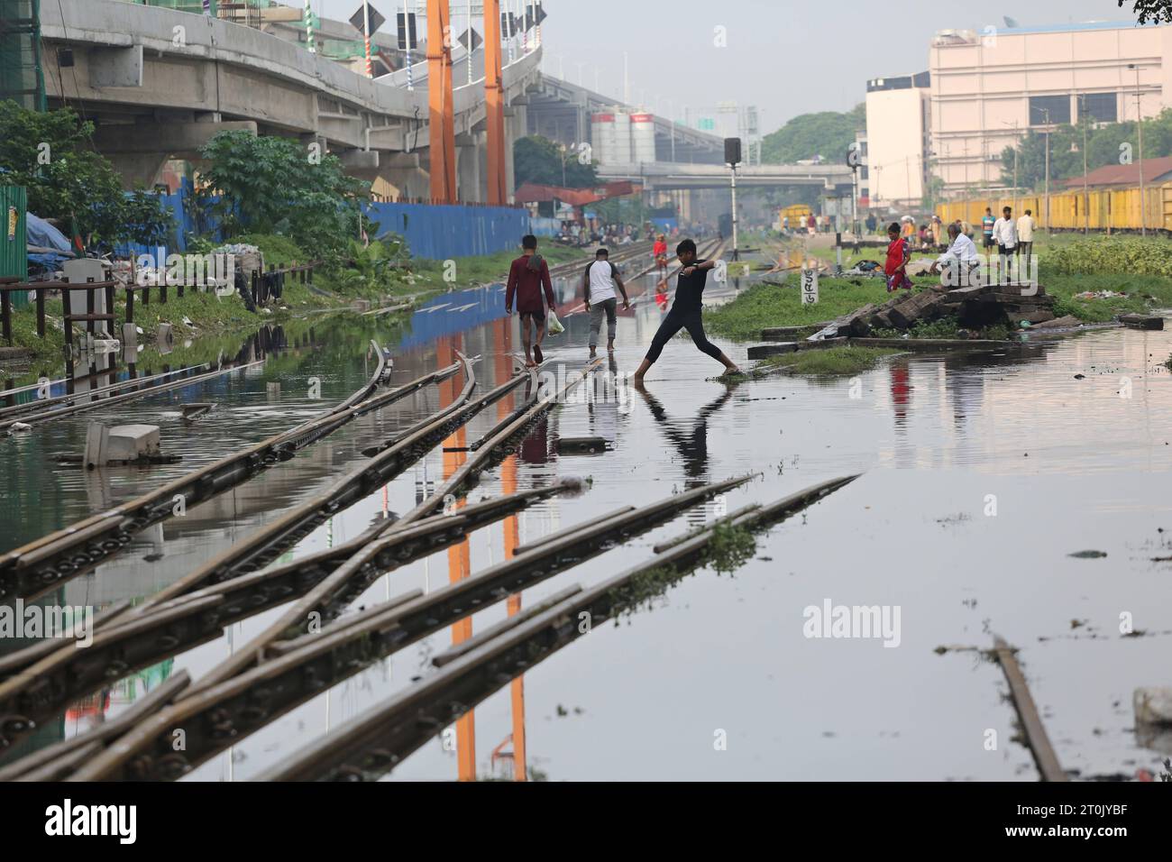 Überschwemmung in Dhaka, Bangladesch Bangladeshi People crossing a ...