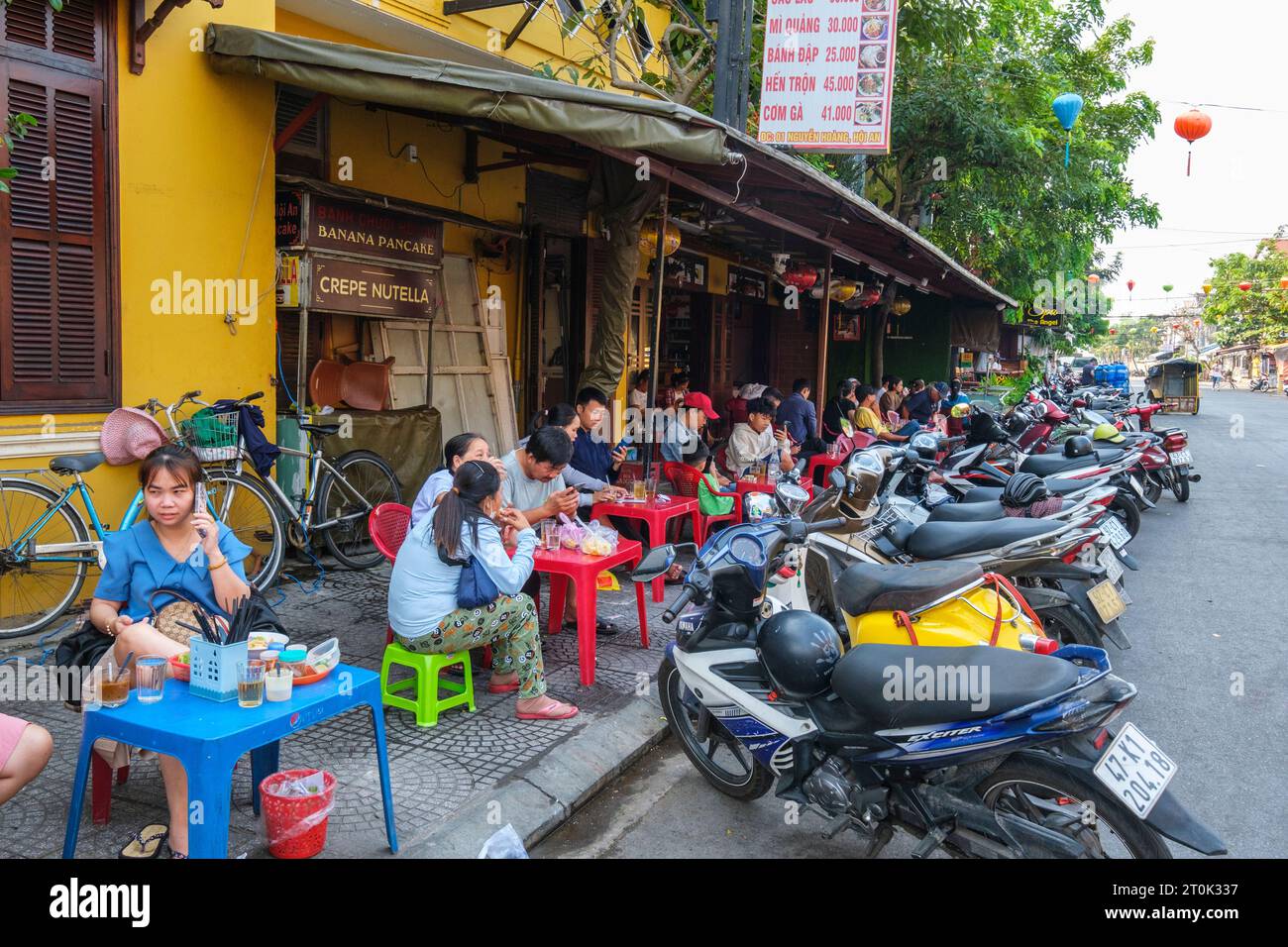 Hoi An, Vietnam. Vietnamese Having Breakfast at Sidewalk Cafe Stock Photo - Alamy