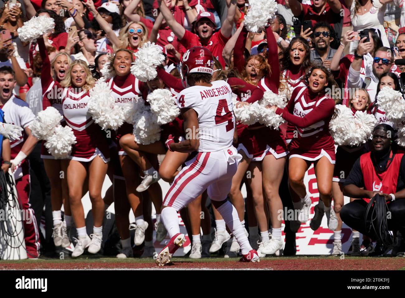 Oklahoma wide receiver Nic Anderson (4) scores the game winning ...