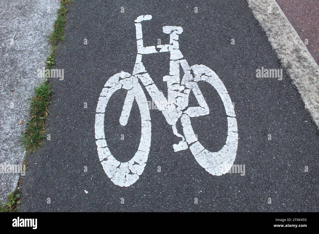 A photo of a cycling lane symbol on a path Stock Photo - Alamy