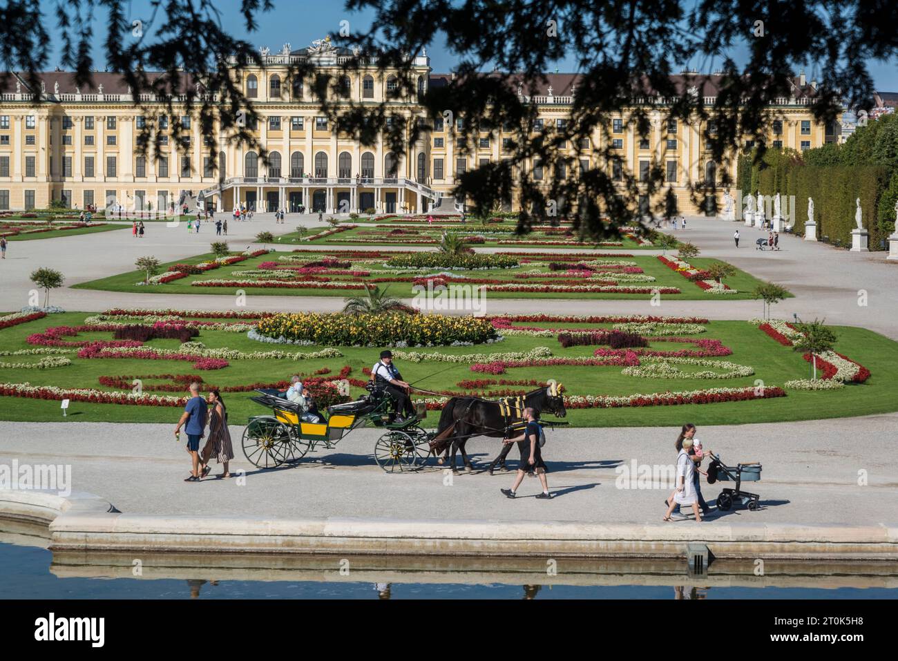Traditional horse and carriage, Schönbrunn Palace and Gardens, 18th ...