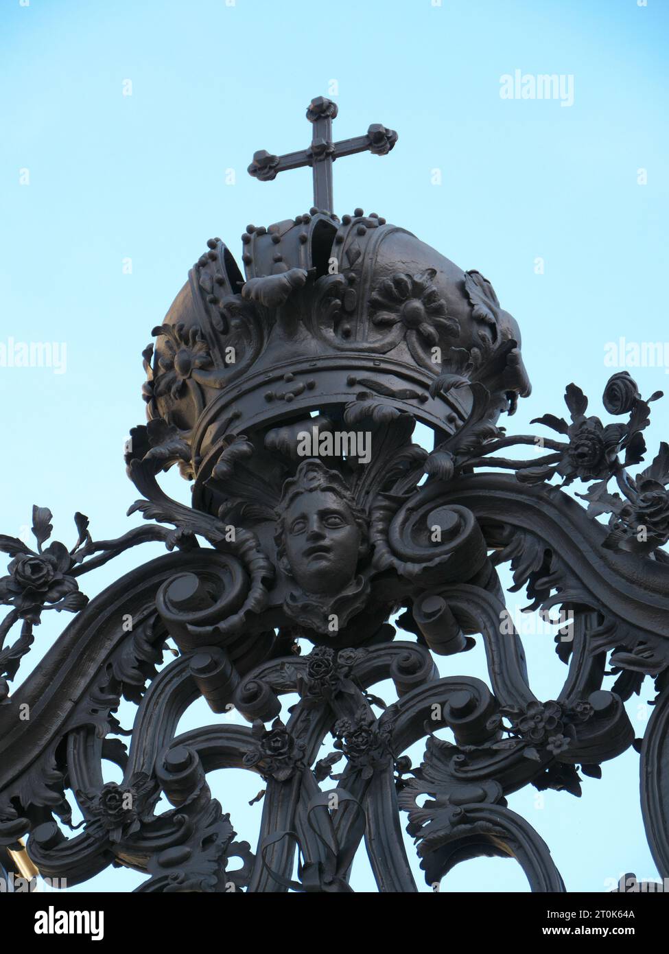 Iron crown craft hi-res stock photography and images - Alamy