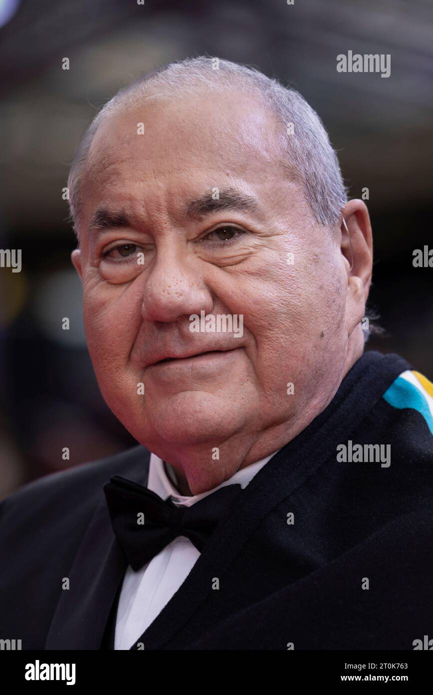 Chief Geoffrey Standing Bear poses for photographers upon arrival for ...