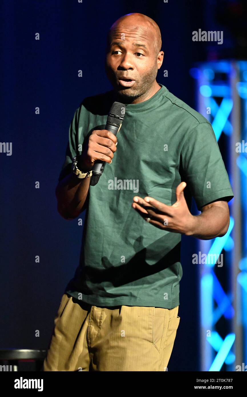 Comedian on stage hi-res stock photography and images - Alamy
