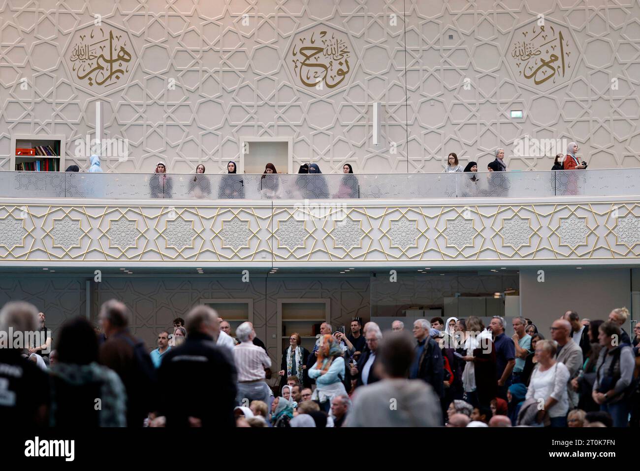 Innenansicht der DITIB Zentralmoschee in Ehrenfeld am Tag der offenen ...