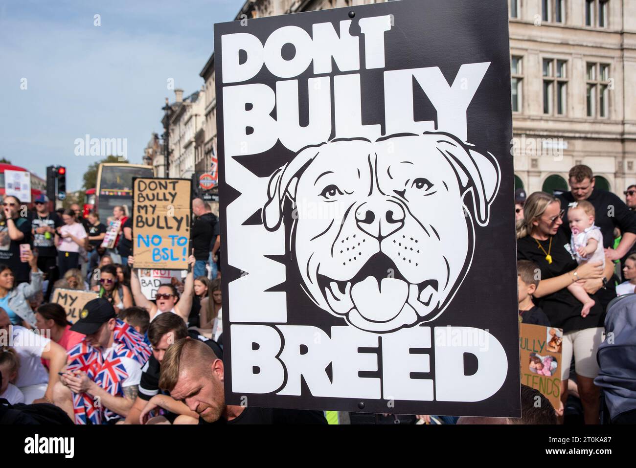 London, UK. 07th Oct, 2023. Protesters hold placards expressing their ...