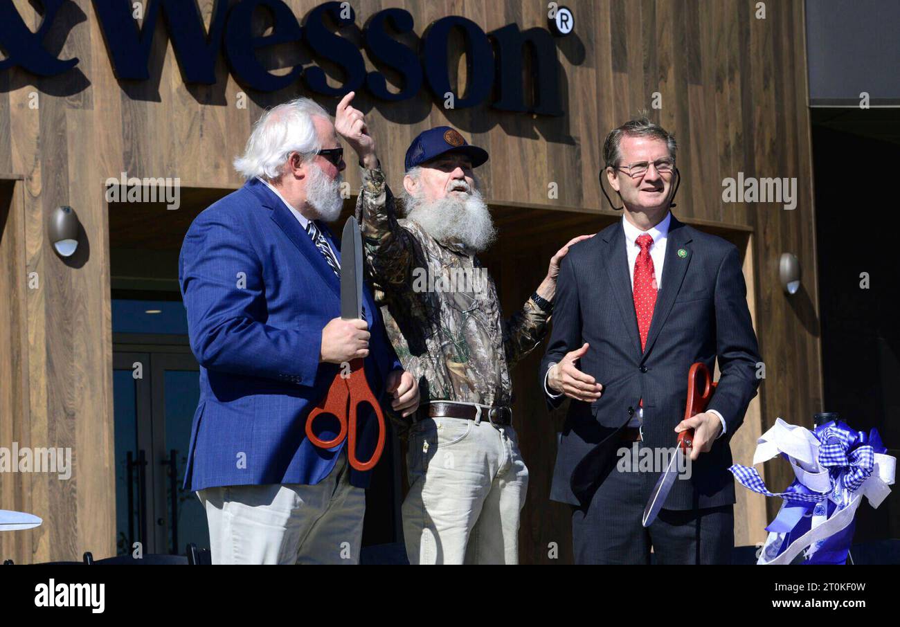 Blount County Mayor Ed Mitchell, from left, Si Robertson of "Duck ...