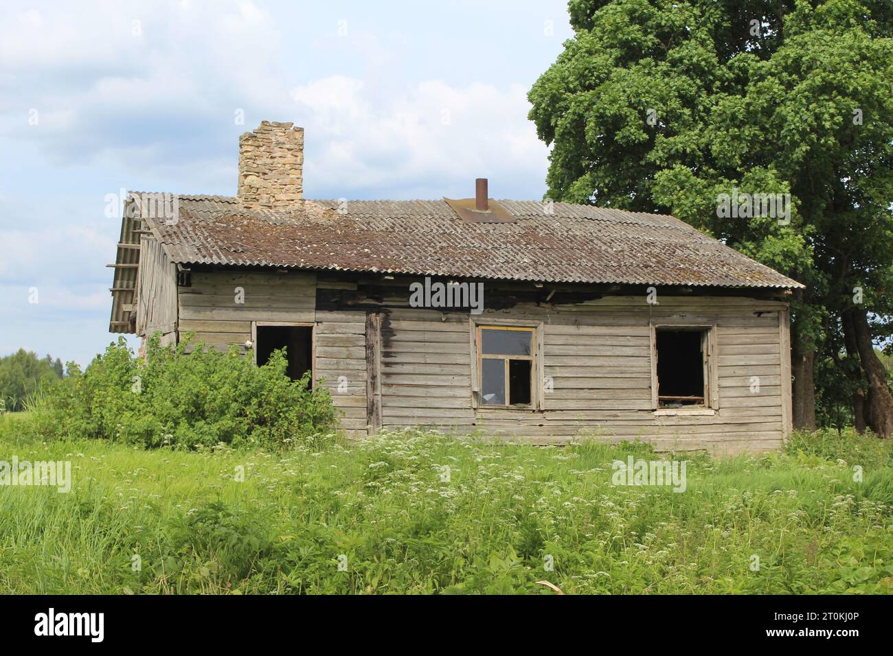 Farmhouse wood windows hi-res stock photography and images - Alamy