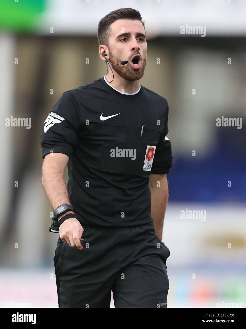 Vanarama national league referee hi-res stock photography and images ...
