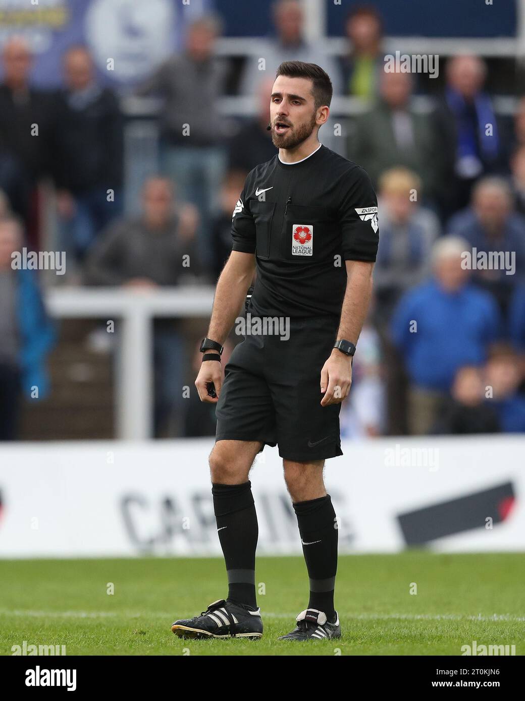 Vanarama national league referee hi-res stock photography and images ...