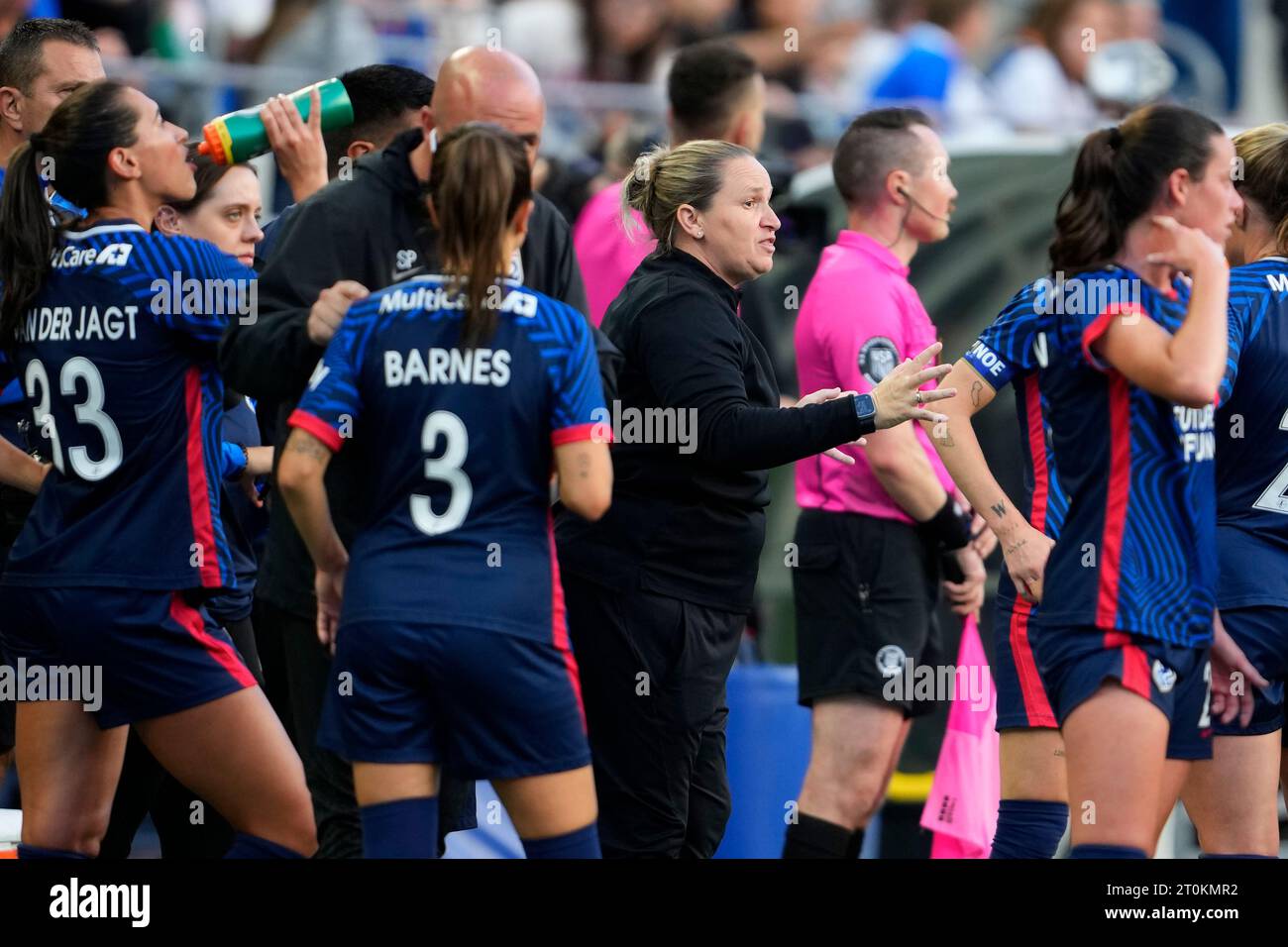 OL Reign head coach Laura Harvey talks with her players during an ...