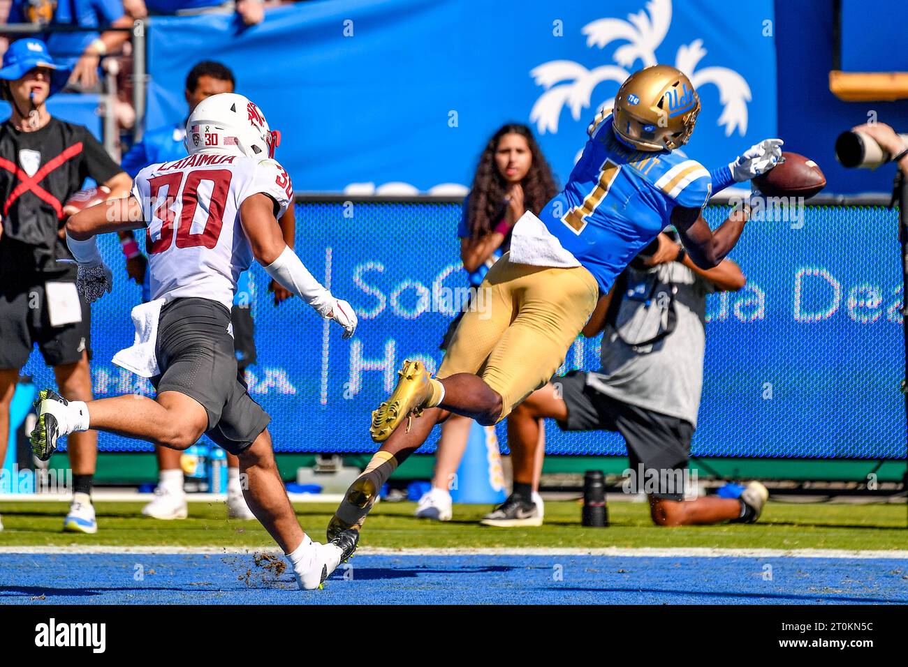 Pasadena, CA. 7th Oct, 2023. UCLA Bruins quarterback Dante Moore #3 in ...