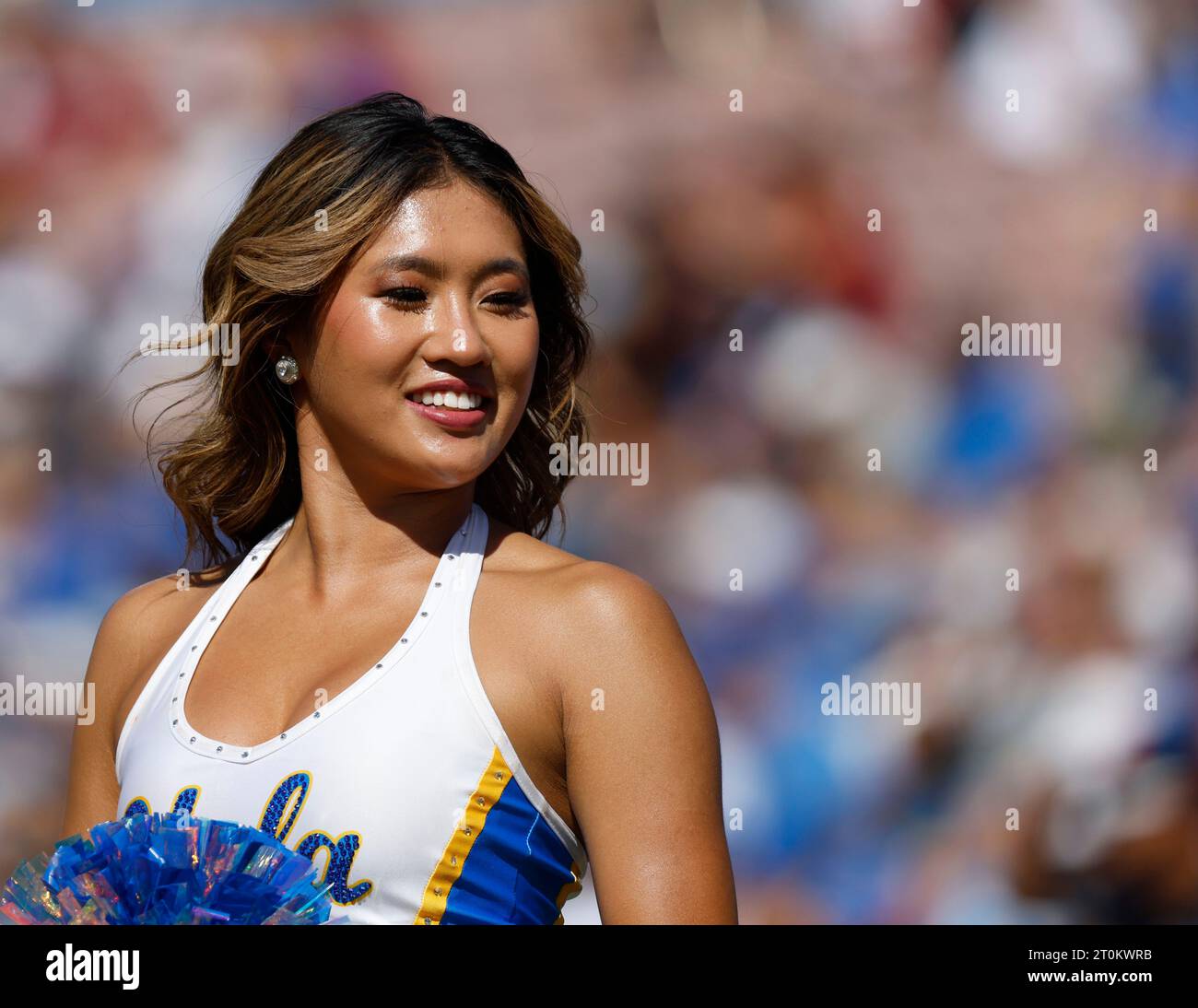 Ucla cheerleaders in action hi-res stock photography and images - Alamy