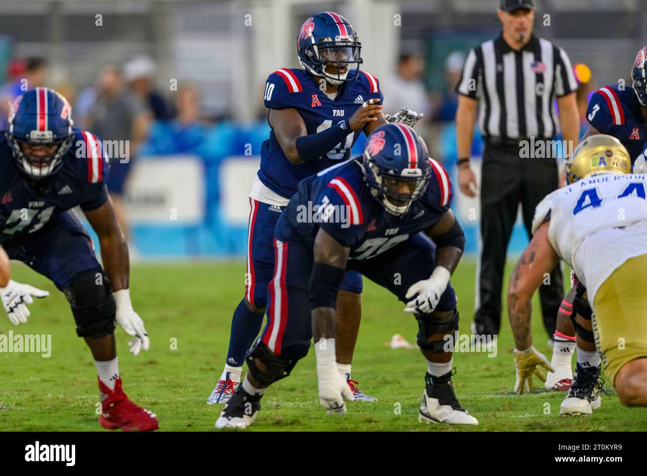 FAU quarterback Daniel Richardson (10) prepares to take the snap of the ...