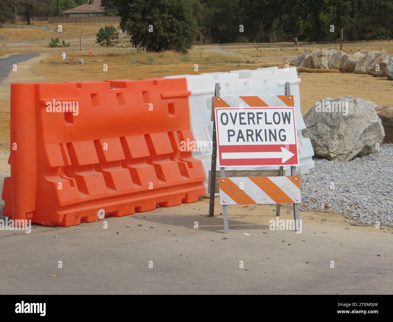 Overflow parking sign in California Stock Photo - Alamy