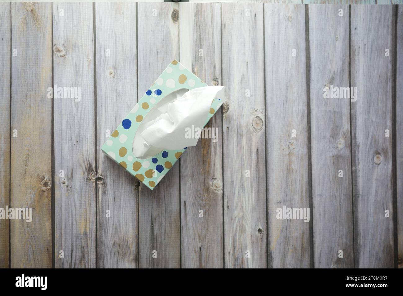 hand pull out a piece of tissue from tissue paper box Stock Photo - Alamy