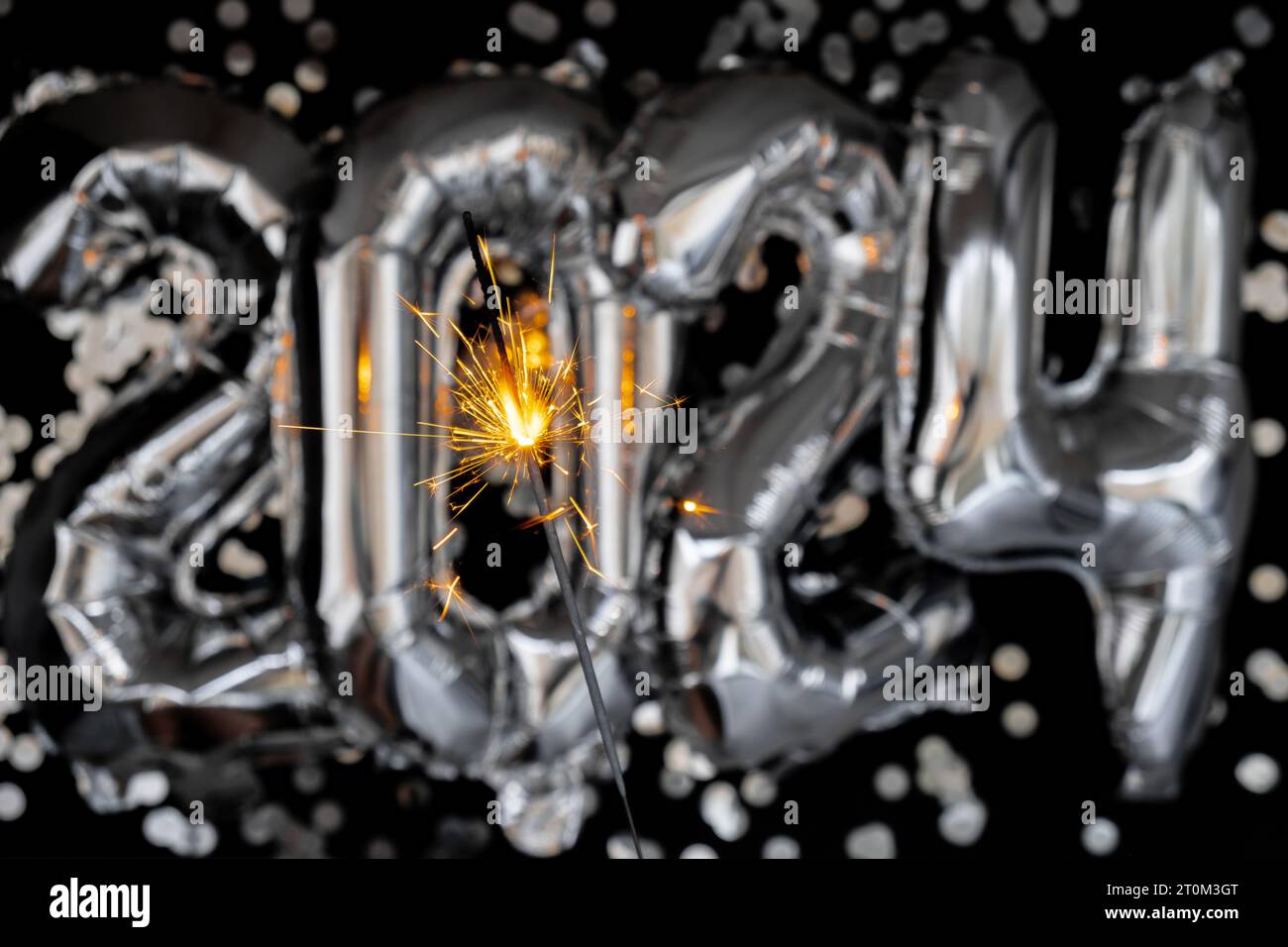 Happy new year 2024 metallic balloons with confetti and sparkler ...