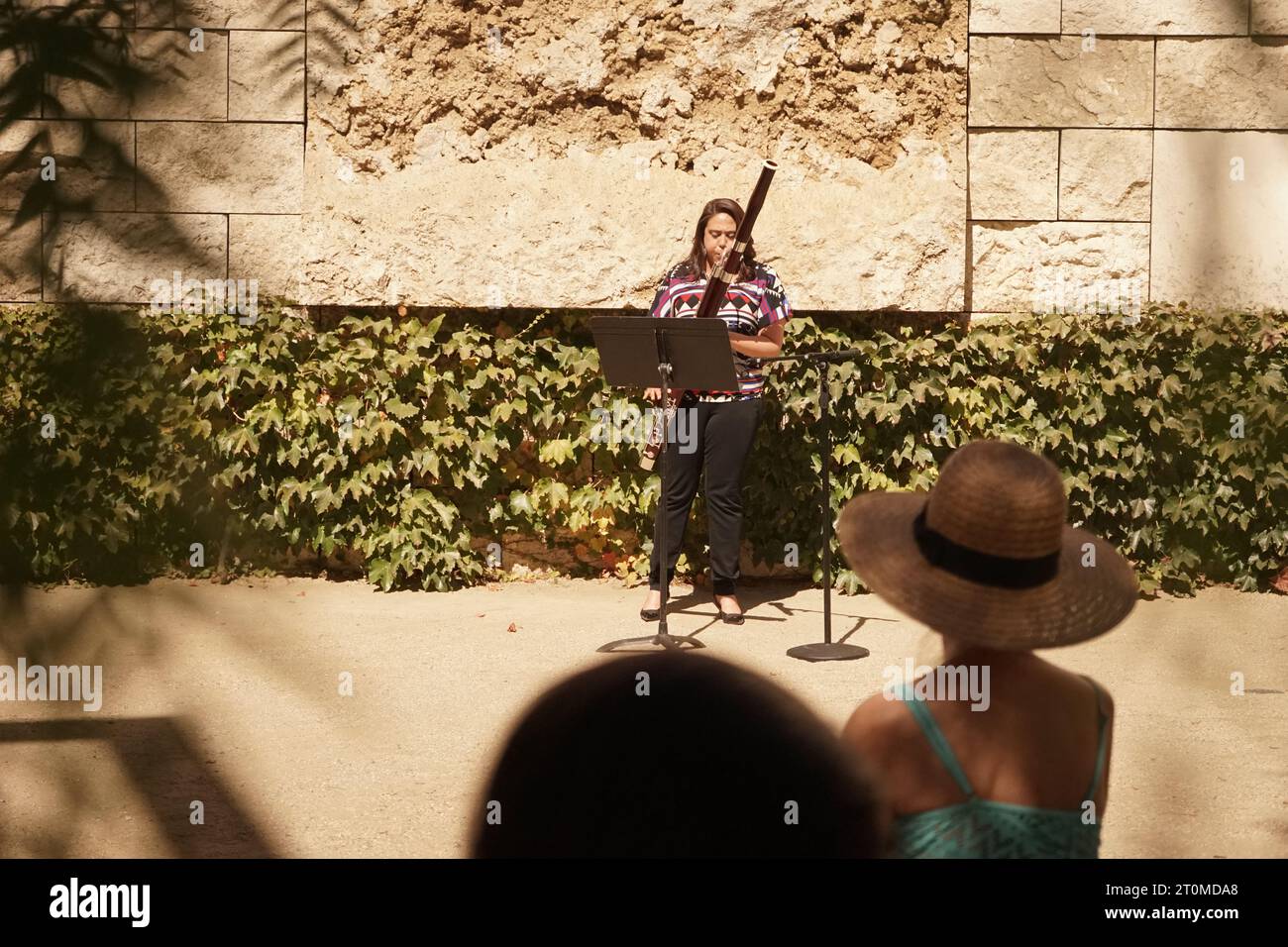 Los Angeles, USA. 7th Oct, 2023. Visitors enjoy artist performance to ...