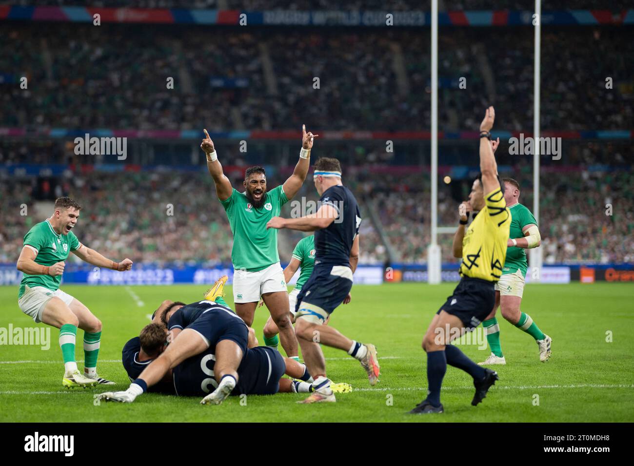 Referee signals rugby hi-res stock photography and images - Alamy