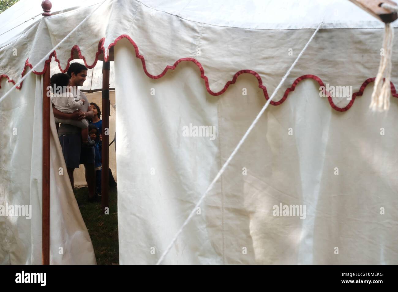 Philadelphia, United States. 07th Oct, 2023. People take a look inside ...
