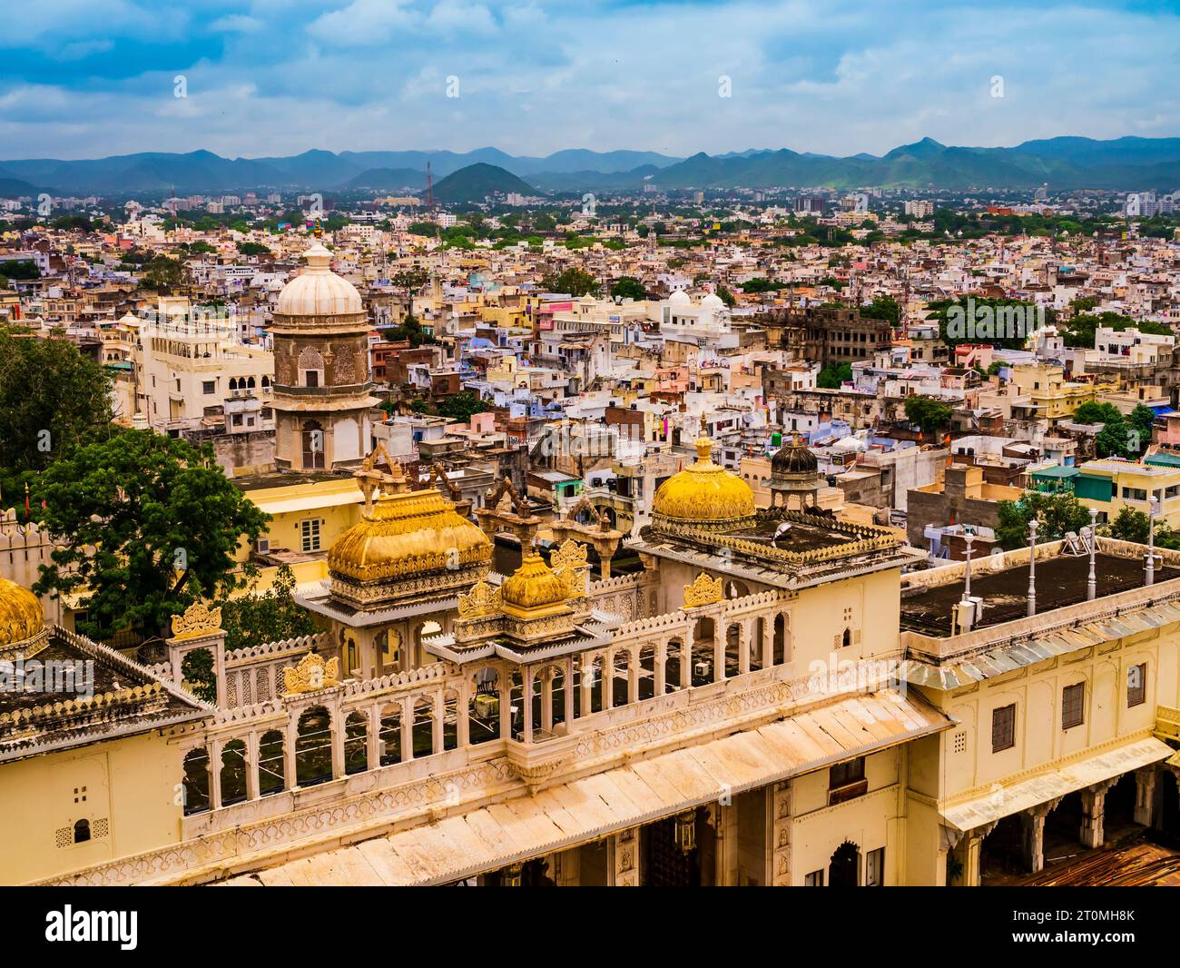 Amazing view of Udaipur old city from City Palace alongside Lake ...