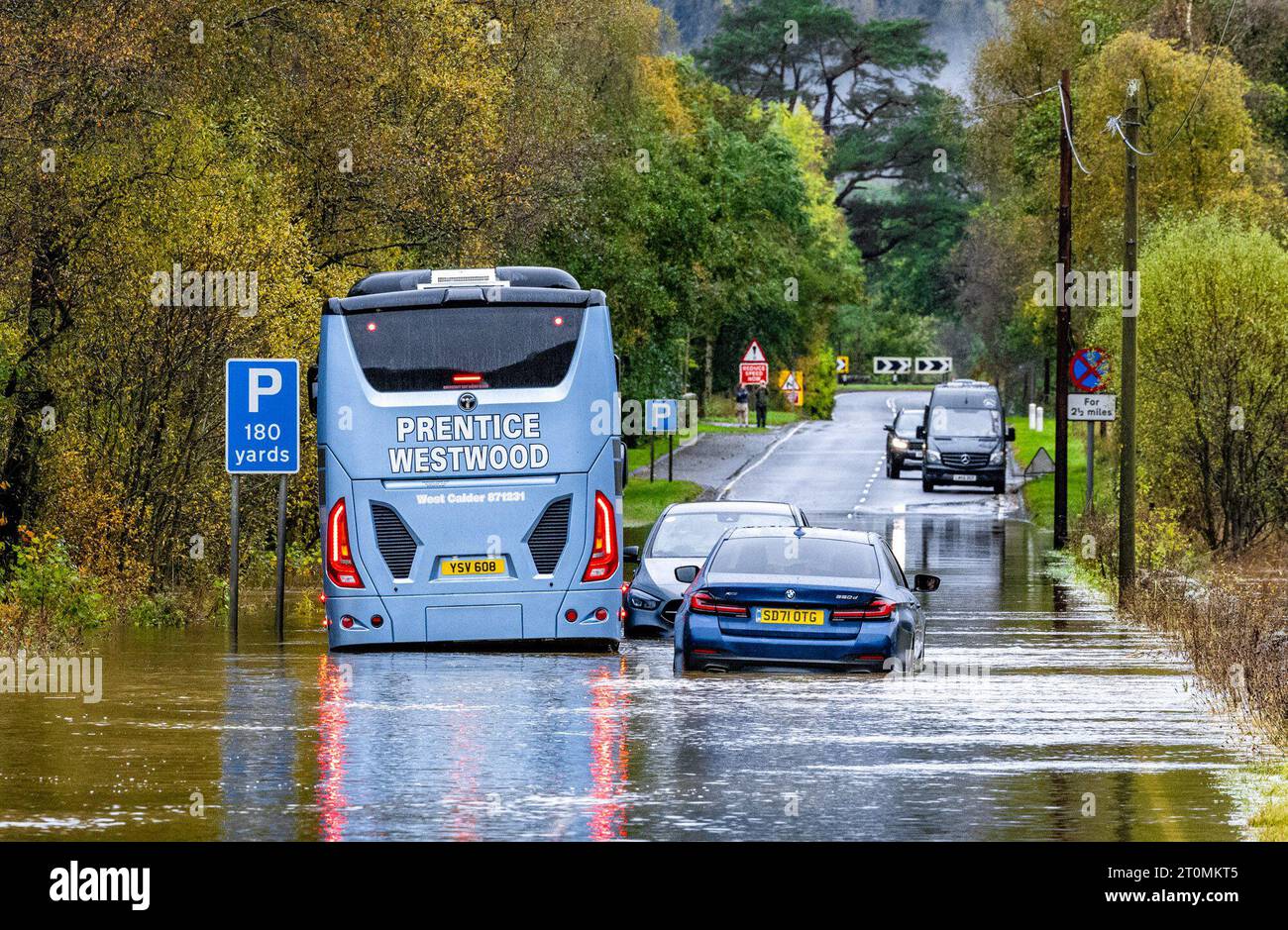 Callander, United Kingdom. 08 October, 2023 Pictured: Cars are stranded ...