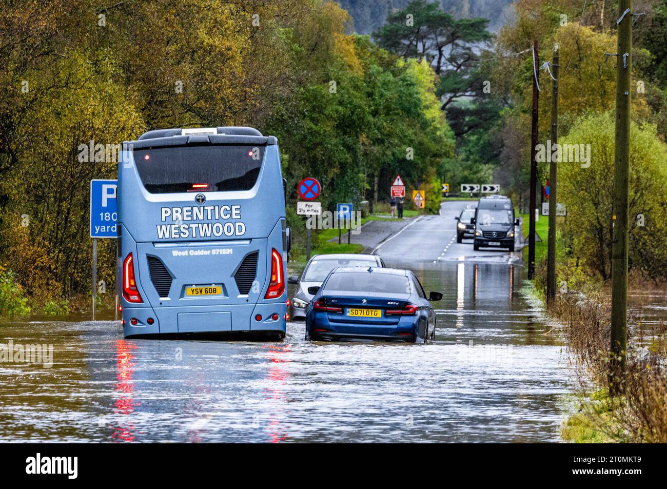 Callander, United Kingdom. 08 October, 2023 Pictured: Cars are stranded ...