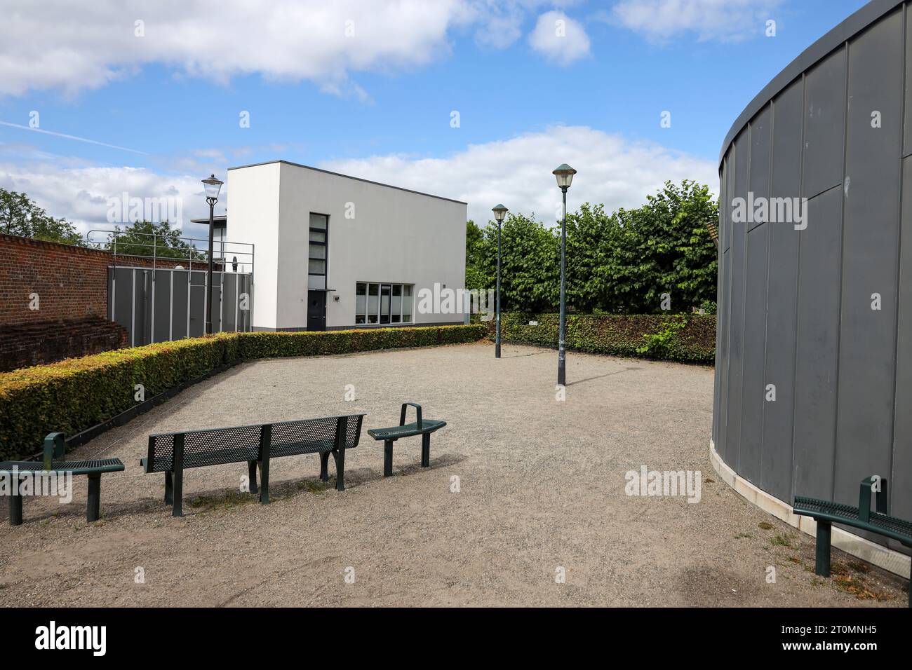 Medieval buildings with gate and moat in Hanseatic town of Hattem with ...
