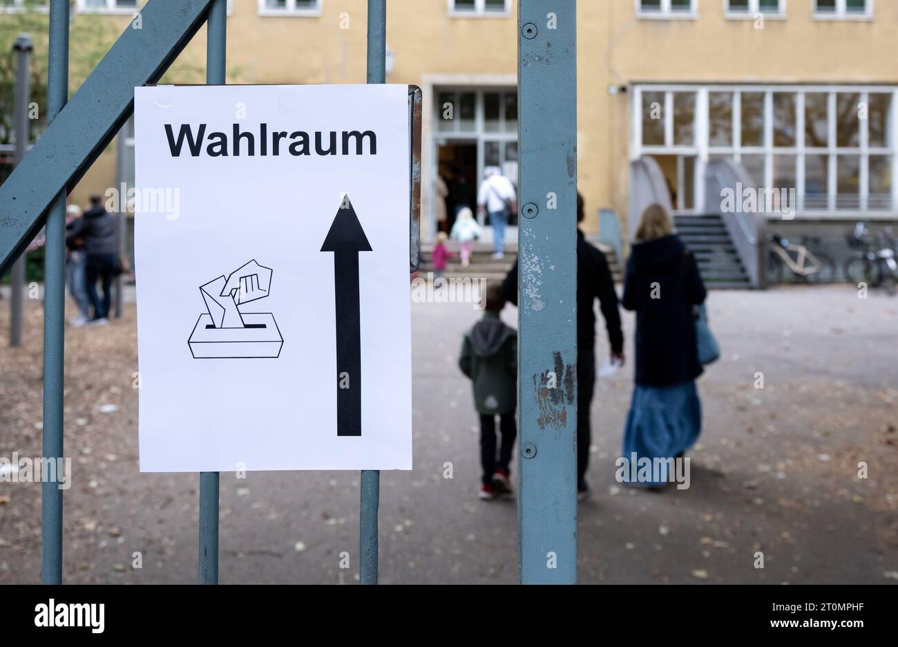 Munich, Germany. 08th Oct, 2023. A sign reading "Wahlraum" (voting room ...