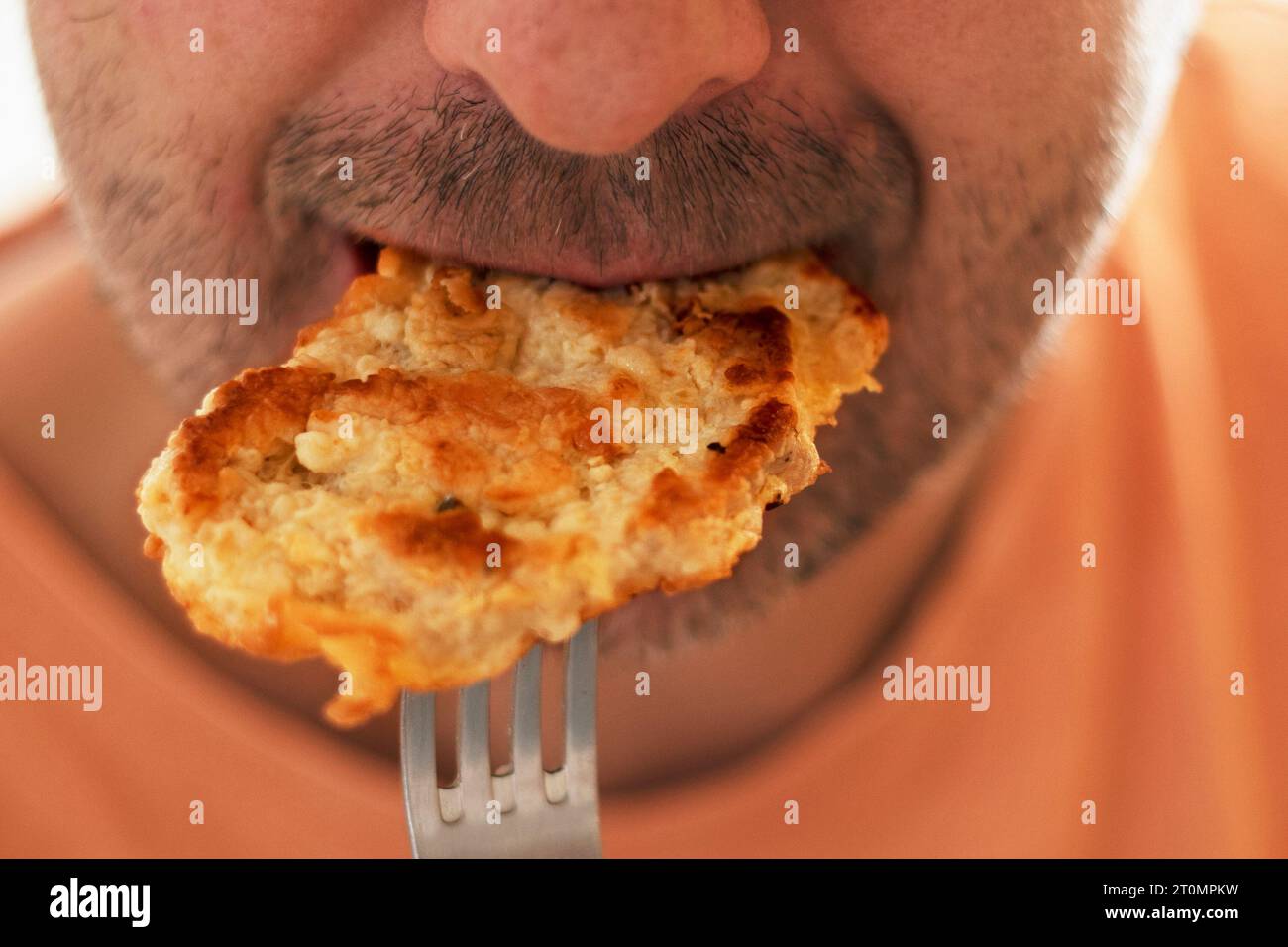 Man eating delicious chicken hi-res stock photography and images - Alamy