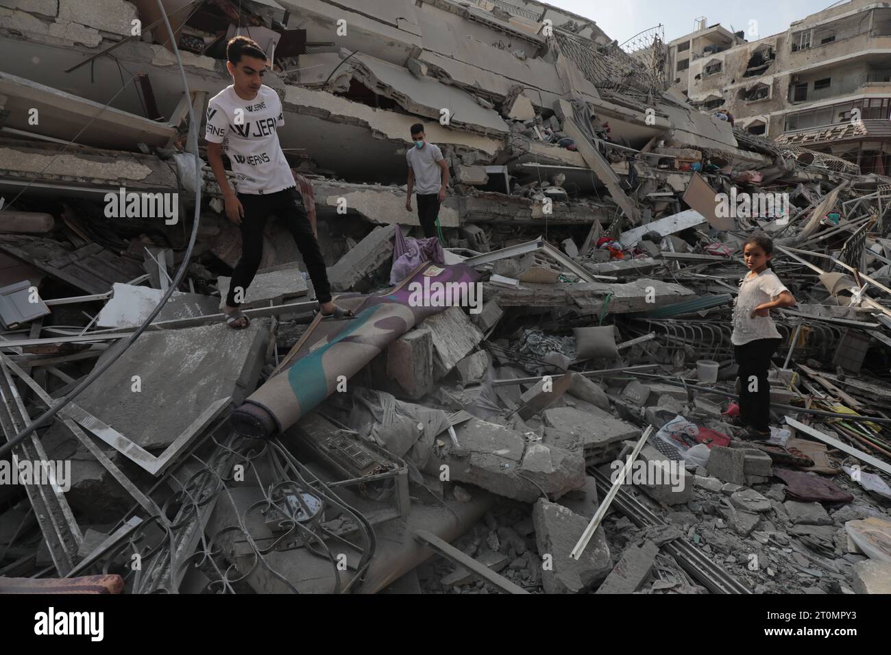Gaza City, Palestibe. 8th Oct 2023. Palestinians inspect the ruins of ...