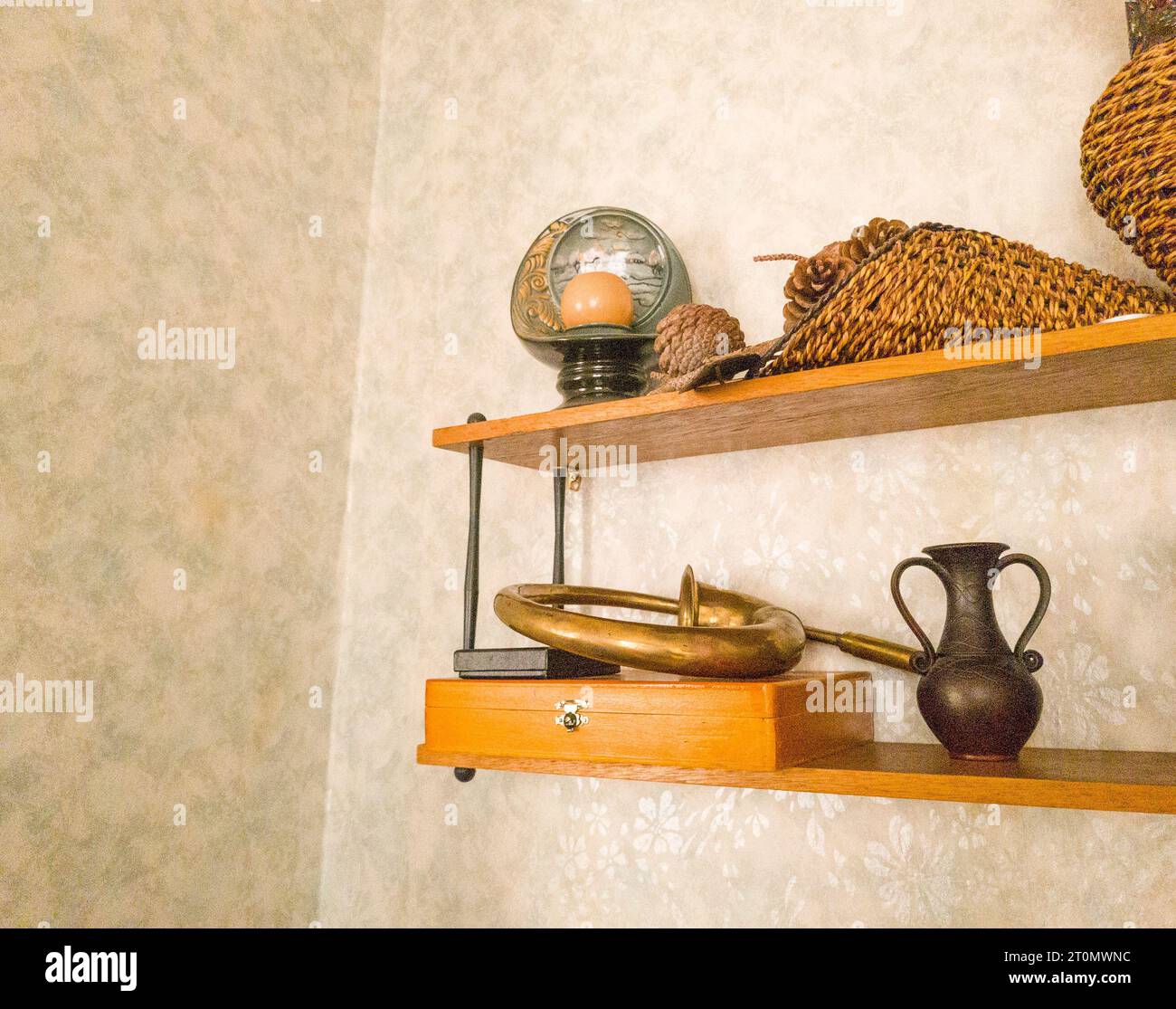 Shot of the old fashioned decoration items in the house Stock Photo - Alamy
